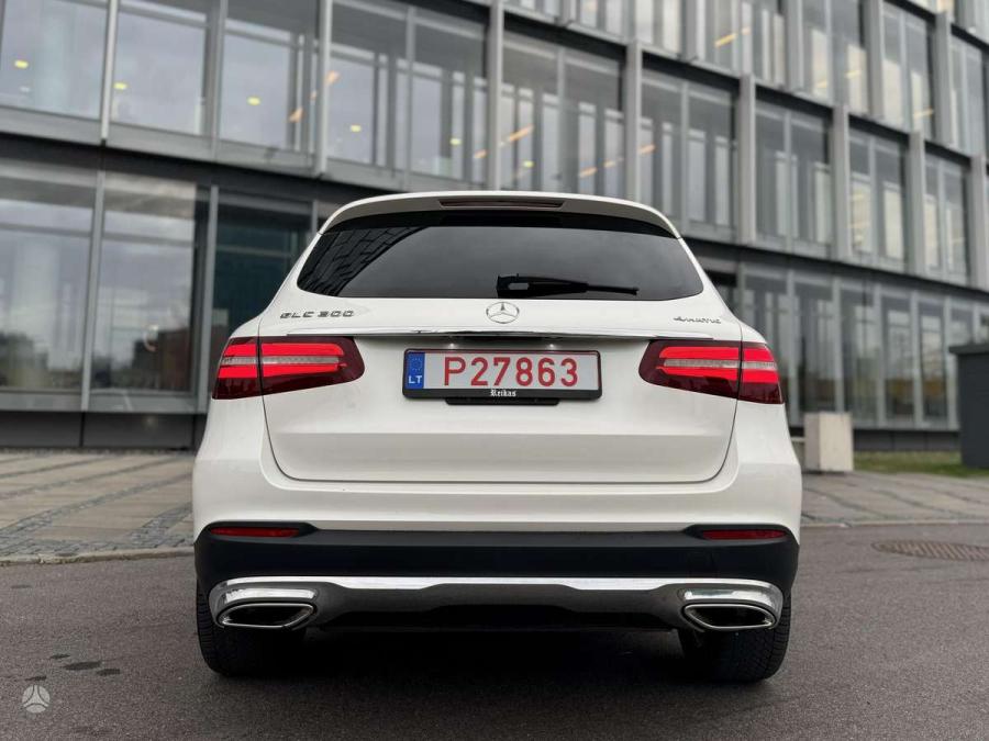 Белый Мерседес GLC 300 2019 в Вильнюс, объемом двигателя 1.99 л и пробегом 77 тыс. км за 24800 €, фото 6 на AUTOMOTO.COM.LV