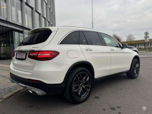 Белый Мерседес GLC 300 2019 в Вильнюс, объемом двигателя 1.99 л и пробегом 77 тыс. км за 24800 €, фото 7 на AUTOMOTO.COM.LV