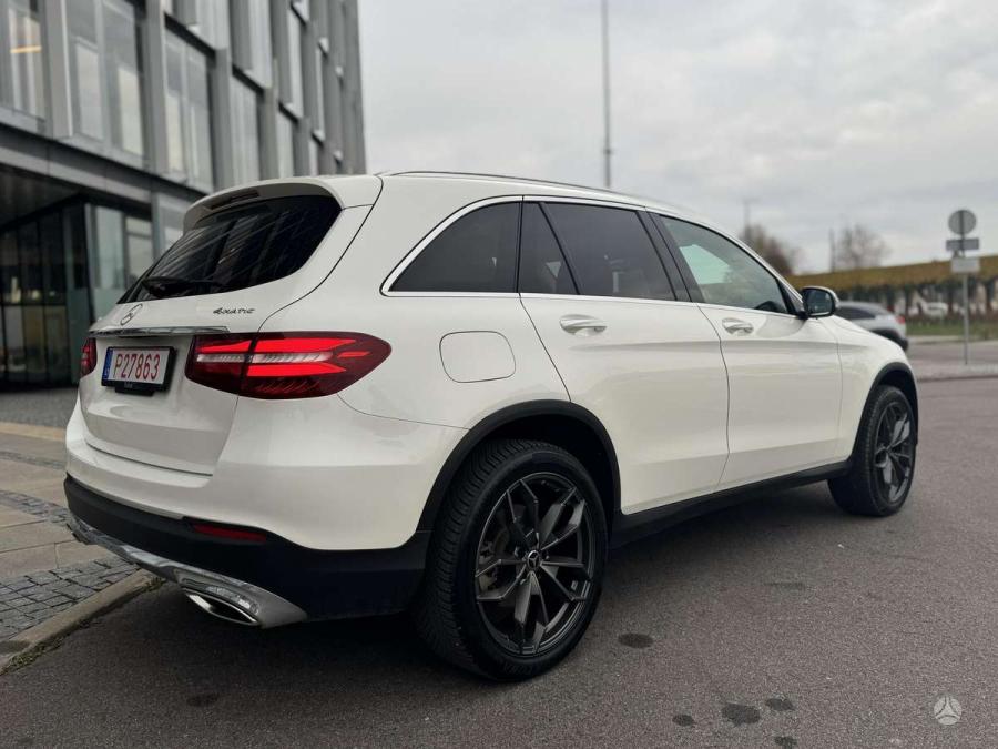 Белый Мерседес GLC 300 2019 в Вильнюс, объемом двигателя 1.99 л и пробегом 77 тыс. км за 24800 €, фото 7 на AUTOMOTO.COM.LV