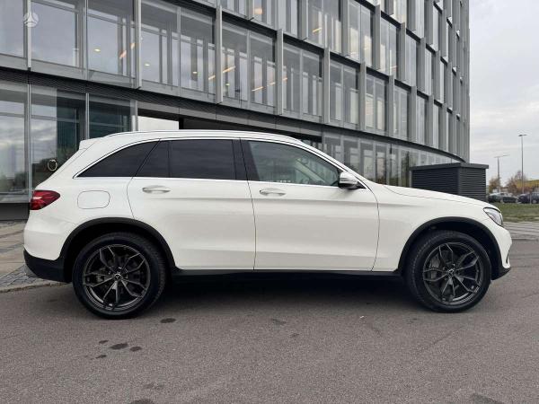 Белый Мерседес GLC 300 2019 в Вильнюс, объемом двигателя 1.99 л и пробегом 77 тыс. км за 24800 €, фото 8 на AUTOMOTO.COM.LV