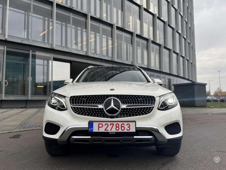 Белый Мерседес GLC 300 2019 в Вильнюс, объемом двигателя 1.99 л и пробегом 77 тыс. км за 24800 €, фото 10 на AUTOMOTO.COM.LV
