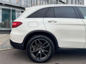 Белый Мерседес GLC 300 2019 в Вильнюс, объемом двигателя 1.99 л и пробегом 77 тыс. км за 24800 €, фото 17 на AUTOMOTO.COM.LV