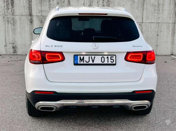 Balts Mercedes-Benz GLC 300 2020 Viļņa, ar dzinēja tilpumu 2.00 L un nobraukumu 121 tūkst. km par 26200 €, foto 3 vietnē AUTOMOTO.COM.LV
