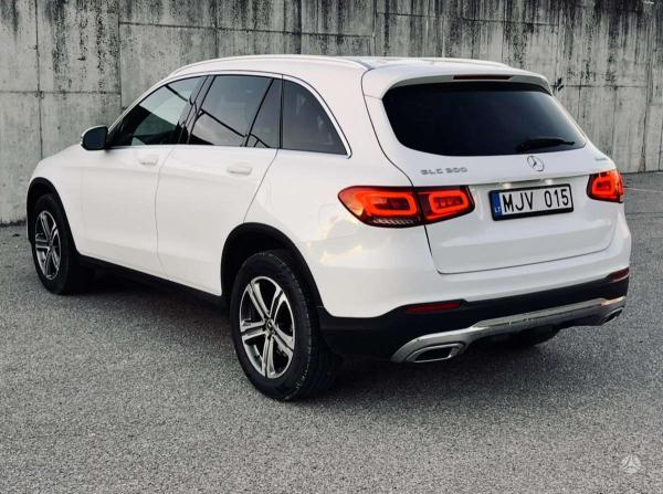 Balts Mercedes-Benz GLC 300 2020 Viļņa, ar dzinēja tilpumu 2.00 L un nobraukumu 121 tūkst. km par 26200 €, foto 4 vietnē AUTOMOTO.COM.LV