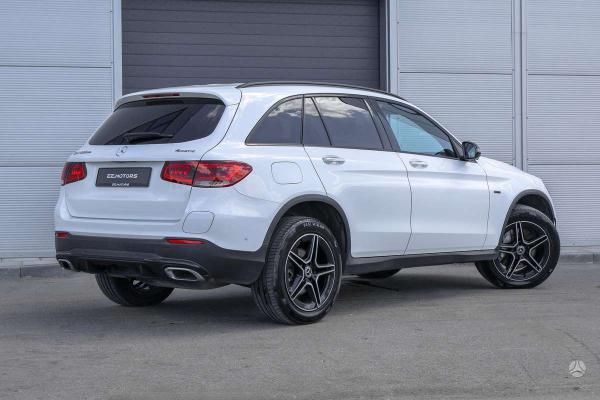 Balts Mercedes-Benz GLC 300 2020 Kauņa, ar dzinēja tilpumu 1.95 L un nobraukumu 226 tūkst. km par 27999 €, foto 2 vietnē AUTOMOTO.COM.LV