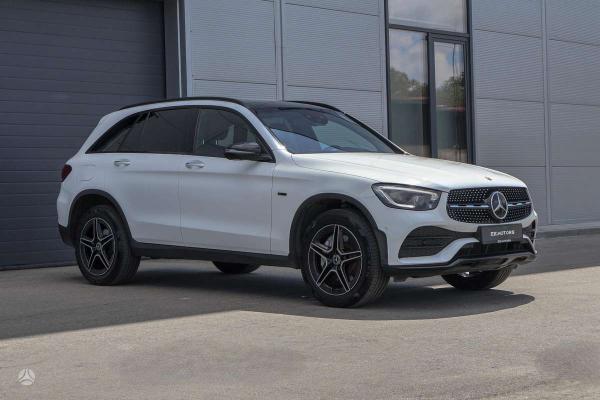 Balts Mercedes-Benz GLC 300 2020 Kauņa, ar dzinēja tilpumu 1.95 L un nobraukumu 226 tūkst. km par 27999 €, foto 3 vietnē AUTOMOTO.COM.LV