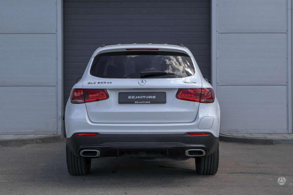White Mercedes-Benz GLC 300 2020 in Kaunas, with an engine capacity of 1.95 L and mileage of 226 thousand km for 27999 €, photo 10 on AUTOMOTO.COM.LV