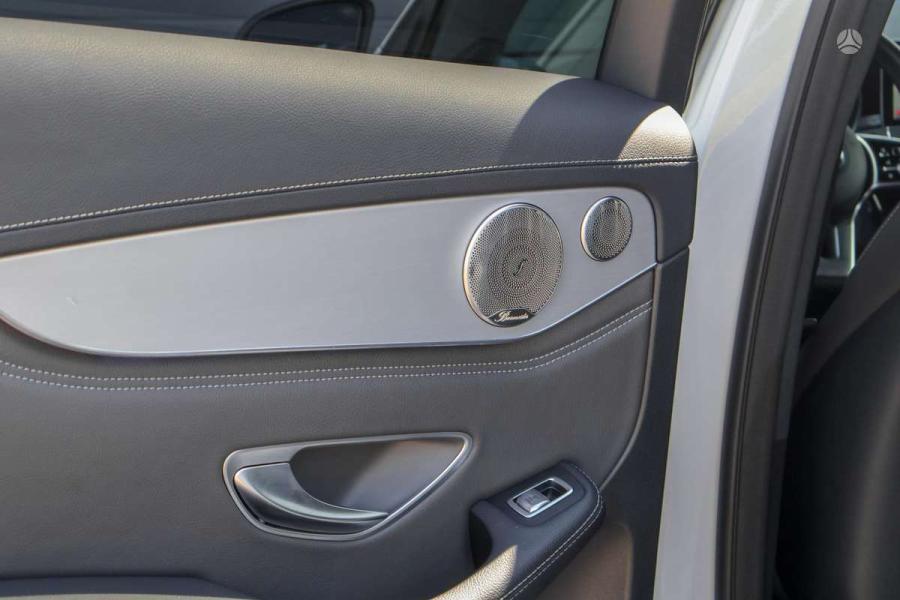 Balts Mercedes-Benz GLC 300 2020 Kauņa, ar dzinēja tilpumu 1.95 L un nobraukumu 226 tūkst. km par 27999 €, foto 24 vietnē AUTOMOTO.COM.LV
