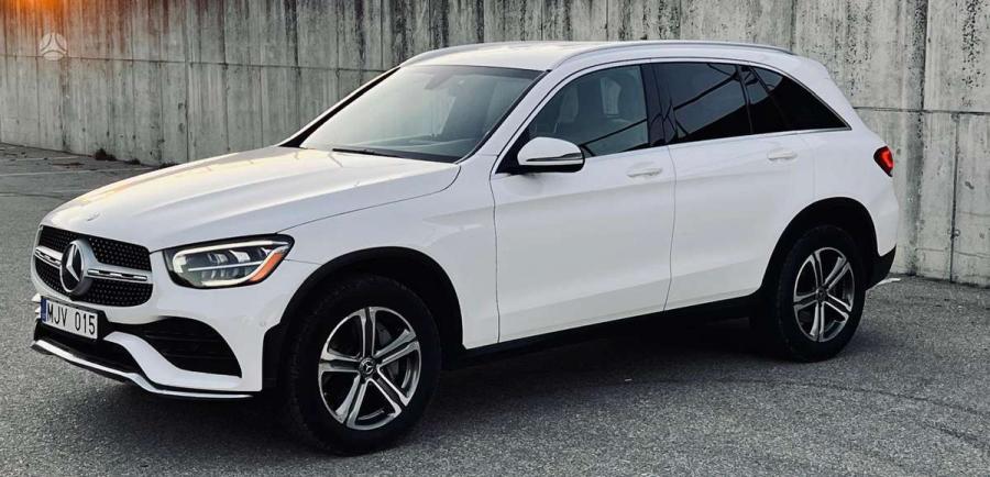 White Mercedes-Benz GLC 300 2020 in Vilnius, with an engine capacity of 1.99 L and mileage of 135 thousand km for 24500 €, photo 3 on AUTOMOTO.COM.LV