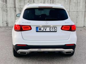 White Mercedes-Benz GLC 300 2020 in Vilnius, with an engine capacity of 1.99 L and mileage of 135 thousand km for 24500 €, photo 5 on AUTOMOTO.COM.LV