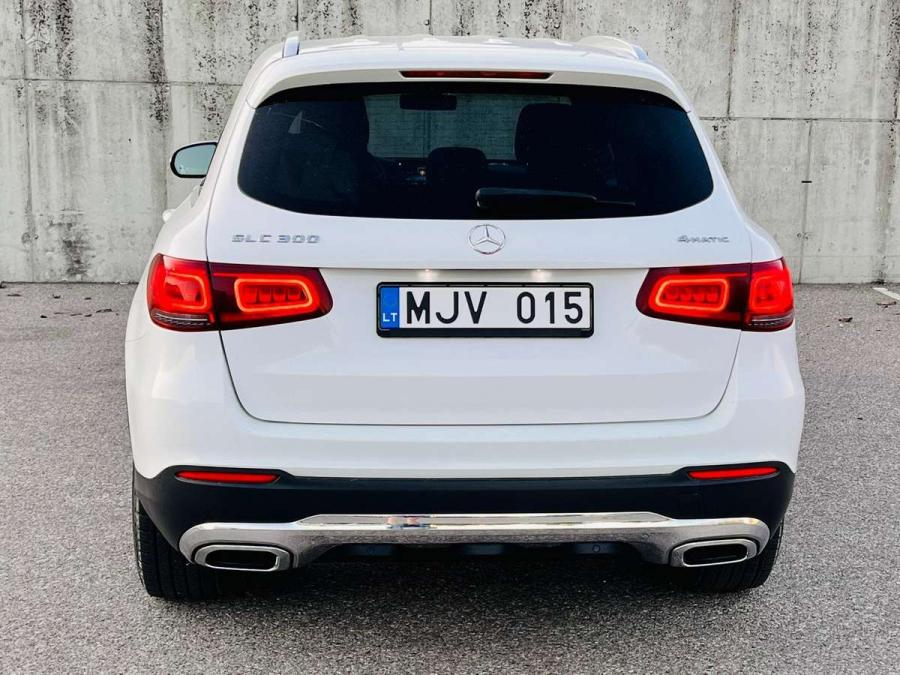 White Mercedes-Benz GLC 300 2020 in Vilnius, with an engine capacity of 1.99 L and mileage of 135 thousand km for 24500 €, photo 5 on AUTOMOTO.COM.LV
