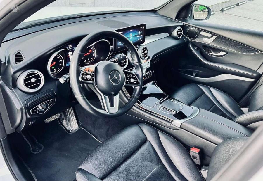 White Mercedes-Benz GLC 300 2020 in Vilnius, with an engine capacity of 1.99 L and mileage of 135 thousand km for 24500 €, photo 7 on AUTOMOTO.COM.LV