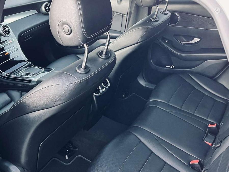 White Mercedes-Benz GLC 300 2020 in Vilnius, with an engine capacity of 1.99 L and mileage of 135 thousand km for 24500 €, photo 10 on AUTOMOTO.COM.LV