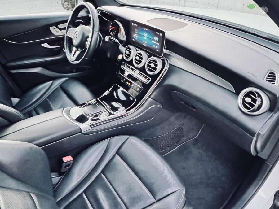 White Mercedes-Benz GLC 300 2020 in Vilnius, with an engine capacity of 1.99 L and mileage of 135 thousand km for 24500 €, photo 11 on AUTOMOTO.COM.LV
