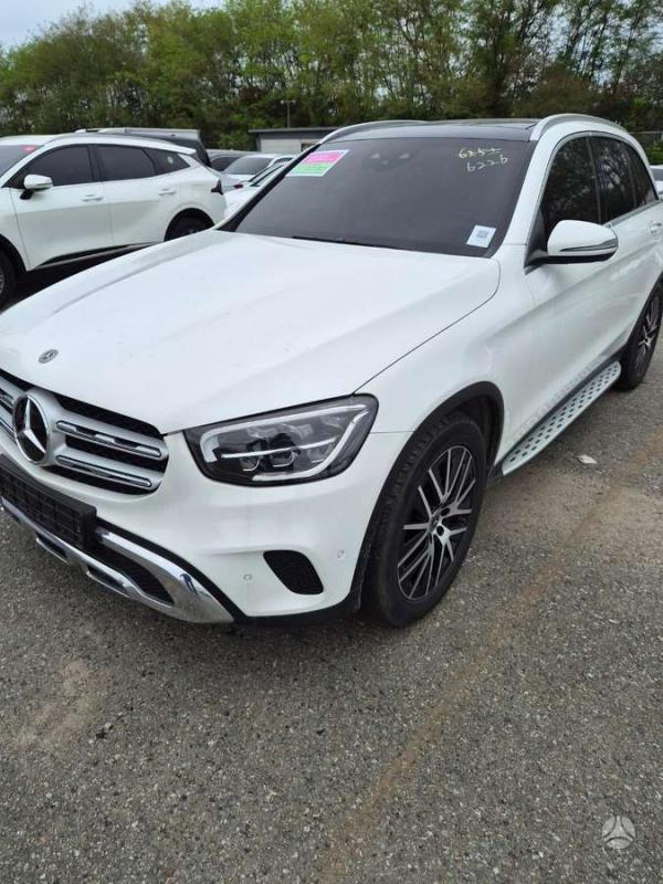 Balts Mercedes-Benz GLC 300 2020 Kauņa, ar dzinēja tilpumu 1.99 L un nobraukumu 151 tūkst. km par 23900 €, foto 1 vietnē AUTOMOTO.COM.LV