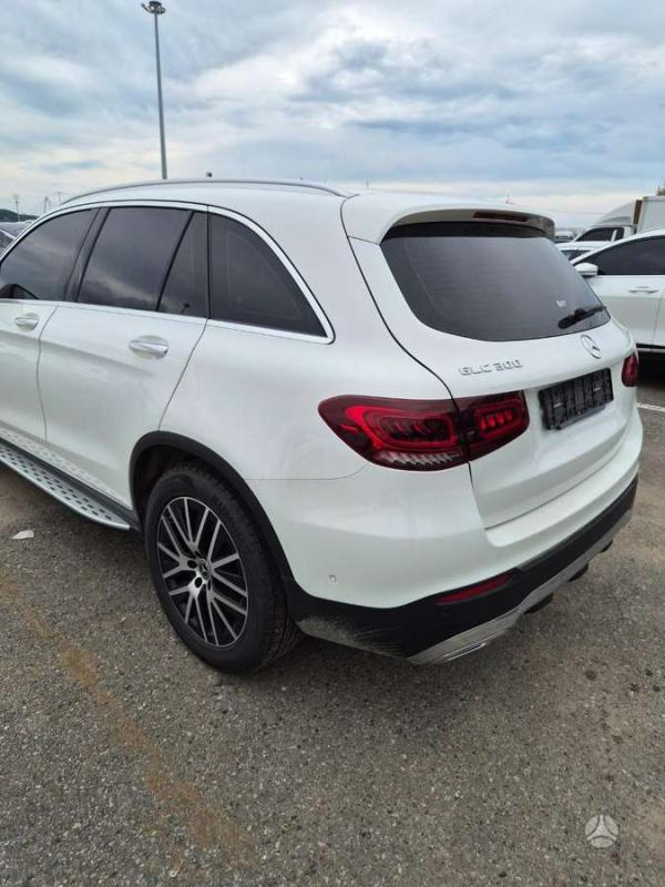 Balts Mercedes-Benz GLC 300 2020 Kauņa, ar dzinēja tilpumu 1.99 L un nobraukumu 151 tūkst. km par 23900 €, foto 4 vietnē AUTOMOTO.COM.LV