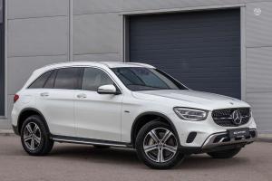 White Mercedes-Benz GLC 300 2020 in Kaunas, with an engine capacity of 1.95 L and mileage of 203 thousand km for 27999 €, photo  on AUTOMOTO.COM.LV