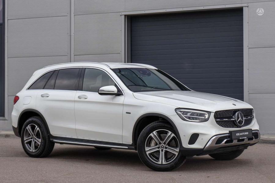 White Mercedes-Benz GLC 300 2020 in Kaunas, with an engine capacity of 1.95 L and mileage of 203 thousand km for 27999 €, photo 1 on AUTOMOTO.COM.LV