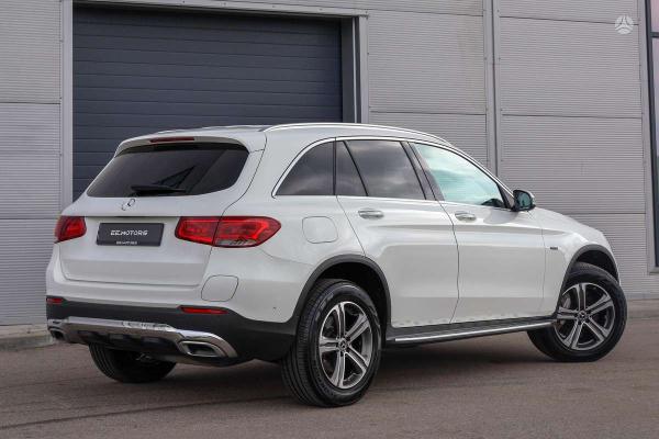 Balts Mercedes-Benz GLC 300 2020 Kauņa, ar dzinēja tilpumu 1.95 L un nobraukumu 203 tūkst. km par 27999 €, foto 3 vietnē AUTOMOTO.COM.LV