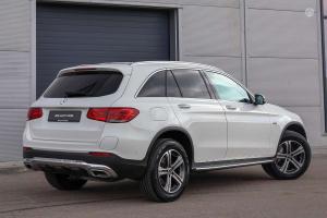White Mercedes-Benz GLC 300 2020 in Kaunas, with an engine capacity of 1.95 L and mileage of 203 thousand km for 27999 €, photo 3 on AUTOMOTO.COM.LV