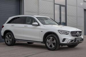 White Mercedes-Benz GLC 300 2020 in Kaunas, with an engine capacity of 1.95 L and mileage of 203 thousand km for 27999 €, photo 4 on AUTOMOTO.COM.LV