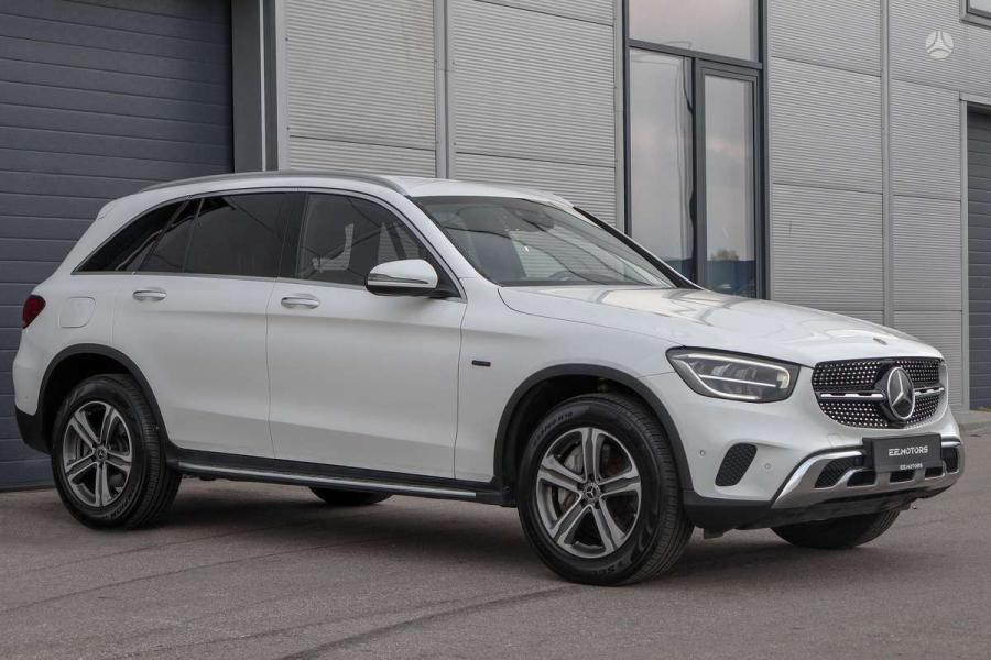 White Mercedes-Benz GLC 300 2020 in Kaunas, with an engine capacity of 1.95 L and mileage of 203 thousand km for 27999 €, photo 4 on AUTOMOTO.COM.LV