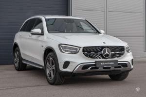 White Mercedes-Benz GLC 300 2020 in Kaunas, with an engine capacity of 1.95 L and mileage of 203 thousand km for 27999 €, photo 5 on AUTOMOTO.COM.LV