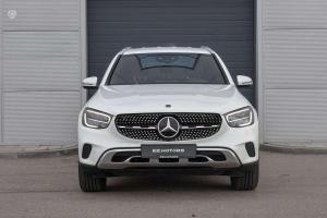 White Mercedes-Benz GLC 300 2020 in Kaunas, with an engine capacity of 1.95 L and mileage of 203 thousand km for 27999 €, photo 6 on AUTOMOTO.COM.LV