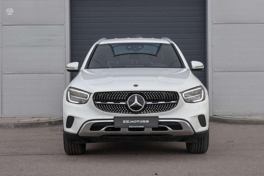 White Mercedes-Benz GLC 300 2020 in Kaunas, with an engine capacity of 1.95 L and mileage of 203 thousand km for 27999 €, photo 6 on AUTOMOTO.COM.LV