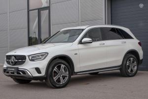White Mercedes-Benz GLC 300 2020 in Kaunas, with an engine capacity of 1.95 L and mileage of 203 thousand km for 27999 €, photo 8 on AUTOMOTO.COM.LV