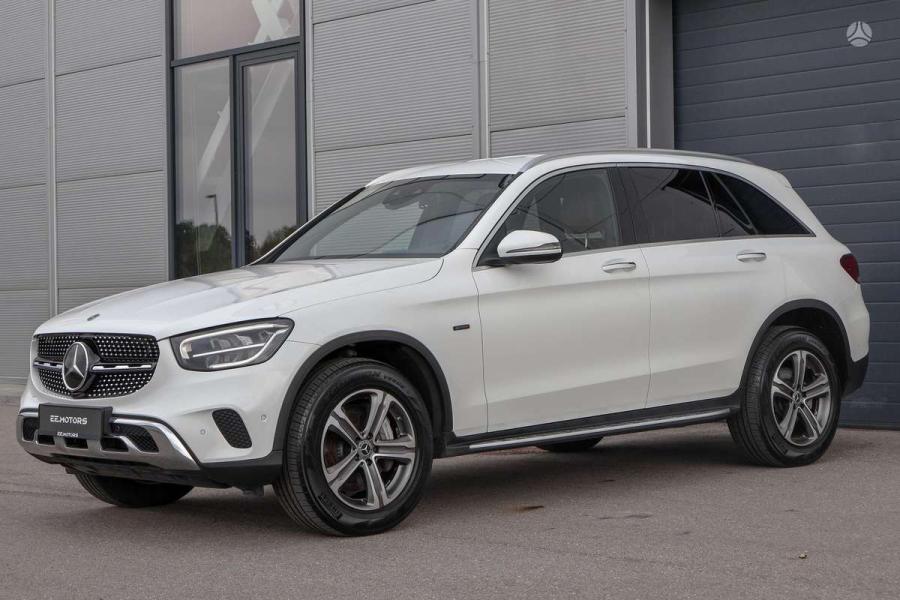White Mercedes-Benz GLC 300 2020 in Kaunas, with an engine capacity of 1.95 L and mileage of 203 thousand km for 27999 €, photo 8 on AUTOMOTO.COM.LV