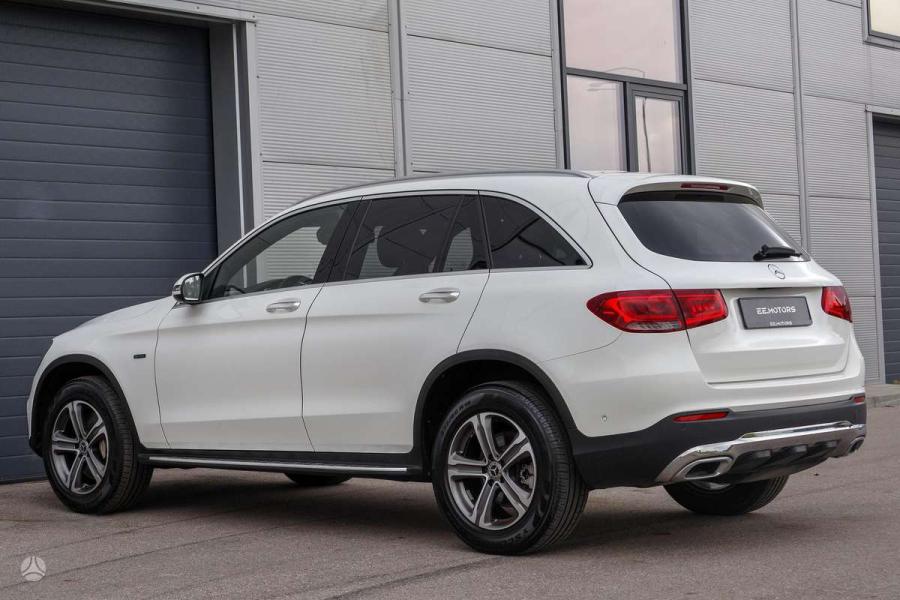 White Mercedes-Benz GLC 300 2020 in Kaunas, with an engine capacity of 1.95 L and mileage of 203 thousand km for 27999 €, photo 9 on AUTOMOTO.COM.LV