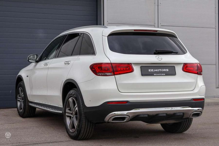 White Mercedes-Benz GLC 300 2020 in Kaunas, with an engine capacity of 1.95 L and mileage of 203 thousand km for 27999 €, photo 10 on AUTOMOTO.COM.LV