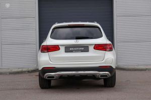 White Mercedes-Benz GLC 300 2020 in Kaunas, with an engine capacity of 1.95 L and mileage of 203 thousand km for 27999 €, photo 11 on AUTOMOTO.COM.LV