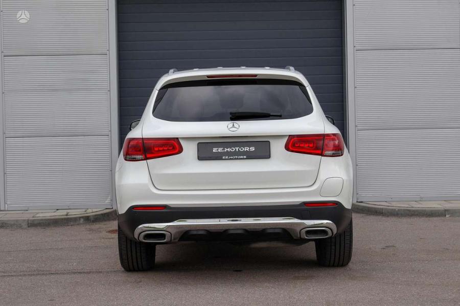 White Mercedes-Benz GLC 300 2020 in Kaunas, with an engine capacity of 1.95 L and mileage of 203 thousand km for 27999 €, photo 11 on AUTOMOTO.COM.LV