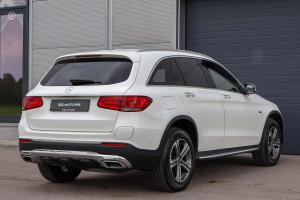 White Mercedes-Benz GLC 300 2020 in Kaunas, with an engine capacity of 1.95 L and mileage of 203 thousand km for 27999 €, photo 12 on AUTOMOTO.COM.LV