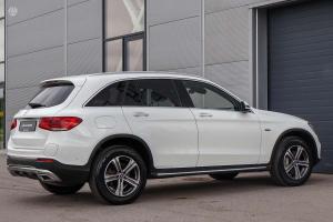 White Mercedes-Benz GLC 300 2020 in Kaunas, with an engine capacity of 1.95 L and mileage of 203 thousand km for 27999 €, photo 13 on AUTOMOTO.COM.LV