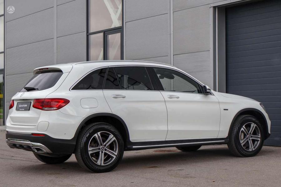 White Mercedes-Benz GLC 300 2020 in Kaunas, with an engine capacity of 1.95 L and mileage of 203 thousand km for 27999 €, photo 13 on AUTOMOTO.COM.LV