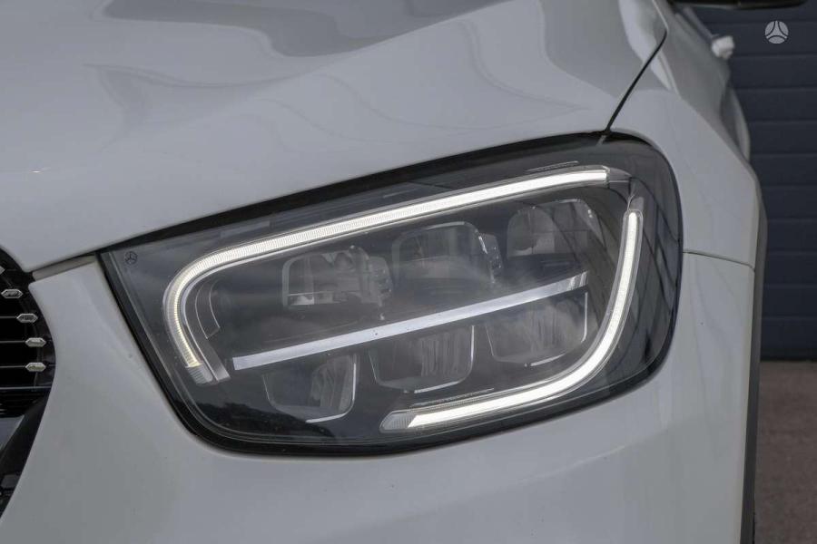 White Mercedes-Benz GLC 300 2020 in Kaunas, with an engine capacity of 1.95 L and mileage of 203 thousand km for 27999 €, photo 14 on AUTOMOTO.COM.LV