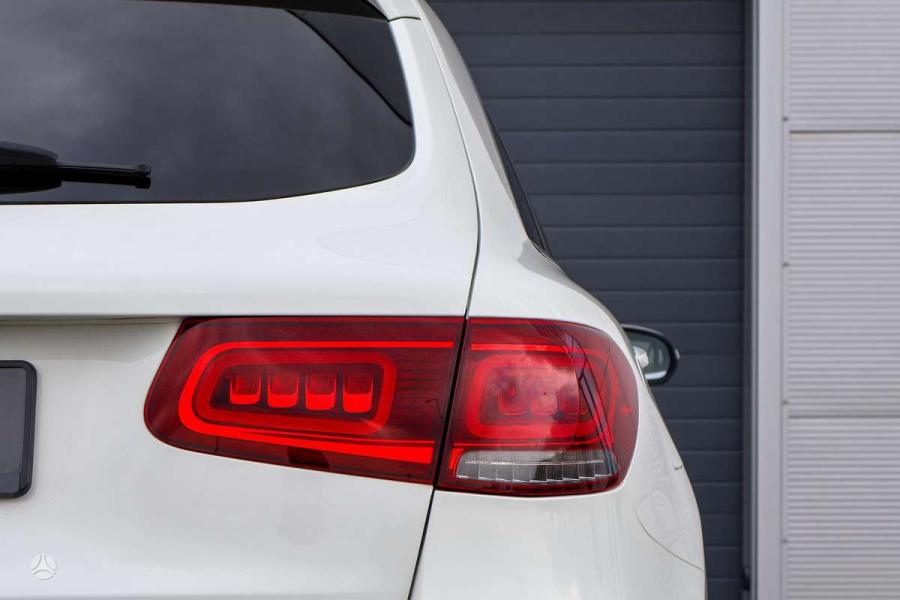 White Mercedes-Benz GLC 300 2020 in Kaunas, with an engine capacity of 1.95 L and mileage of 203 thousand km for 27999 €, photo 16 on AUTOMOTO.COM.LV