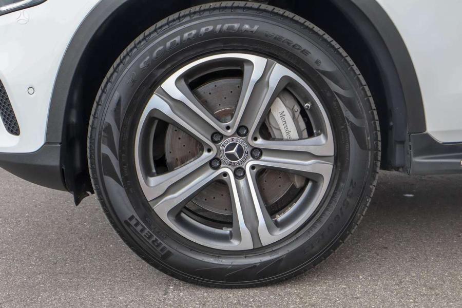 White Mercedes-Benz GLC 300 2020 in Kaunas, with an engine capacity of 1.95 L and mileage of 203 thousand km for 27999 €, photo 22 on AUTOMOTO.COM.LV