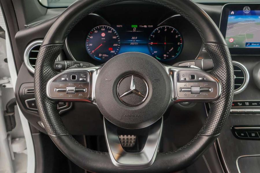 White Mercedes-Benz GLC 300 2020 in Kaunas, with an engine capacity of 1.95 L and mileage of 203 thousand km for 27999 €, photo 28 on AUTOMOTO.COM.LV