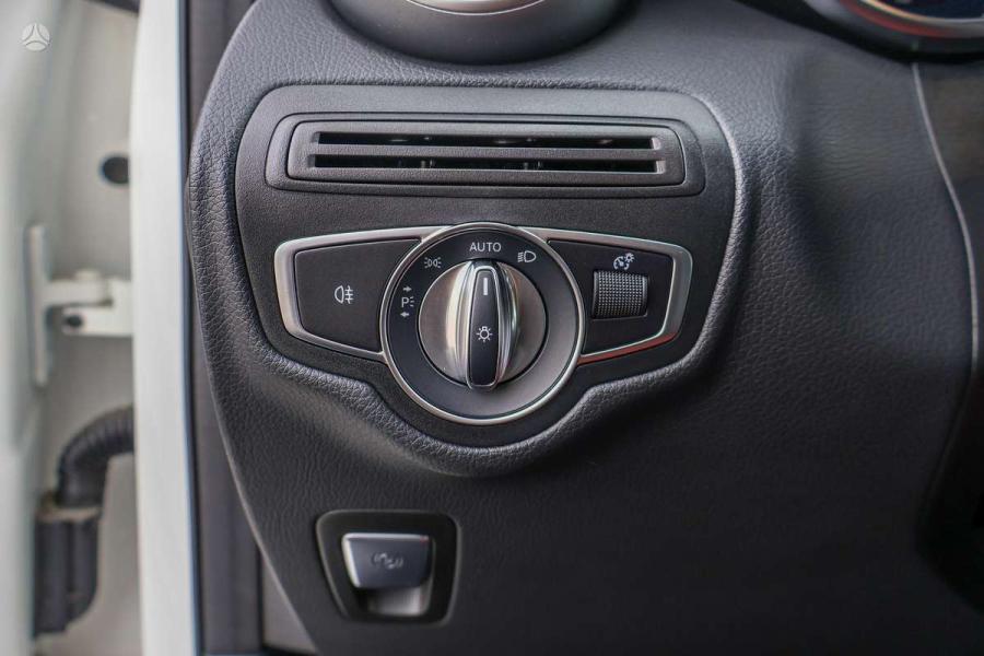 White Mercedes-Benz GLC 300 2020 in Kaunas, with an engine capacity of 1.95 L and mileage of 203 thousand km for 27999 €, photo 32 on AUTOMOTO.COM.LV
