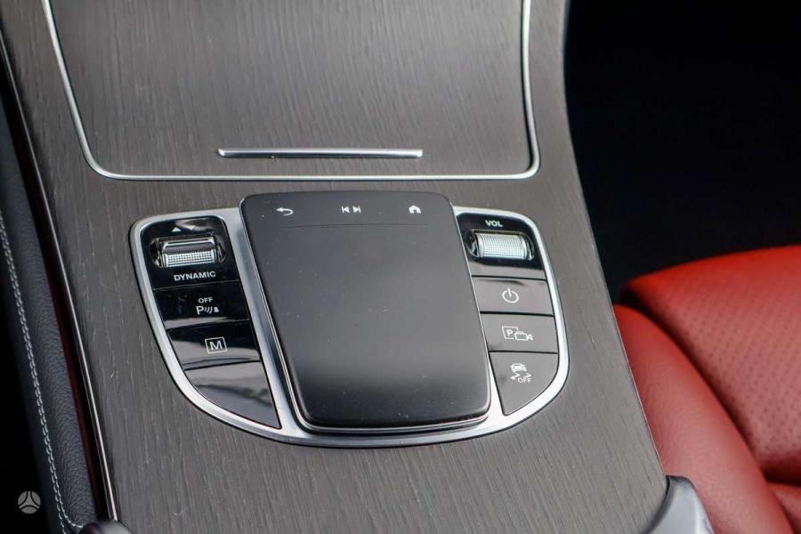 White Mercedes-Benz GLC 300 2020 in Kaunas, with an engine capacity of 1.95 L and mileage of 203 thousand km for 27999 €, photo 36 on AUTOMOTO.COM.LV