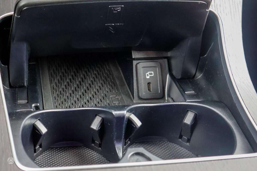 White Mercedes-Benz GLC 300 2020 in Kaunas, with an engine capacity of 1.95 L and mileage of 203 thousand km for 27999 €, photo 37 on AUTOMOTO.COM.LV