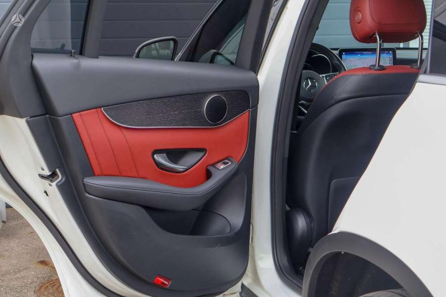 White Mercedes-Benz GLC 300 2020 in Kaunas, with an engine capacity of 1.95 L and mileage of 203 thousand km for 27999 €, photo 50 on AUTOMOTO.COM.LV
