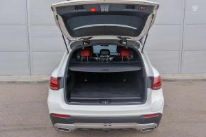 White Mercedes-Benz GLC 300 2020 in Kaunas, with an engine capacity of 1.95 L and mileage of 203 thousand km for 27999 €, photo 52 on AUTOMOTO.COM.LV