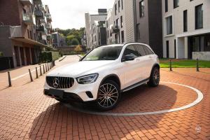 White Mercedes-Benz GLC 300 2020 in Vilnius, with an engine capacity of 1.99 L and mileage of 110 thousand km for 23950 €, photo 1 on AUTOMOTO.COM.LV