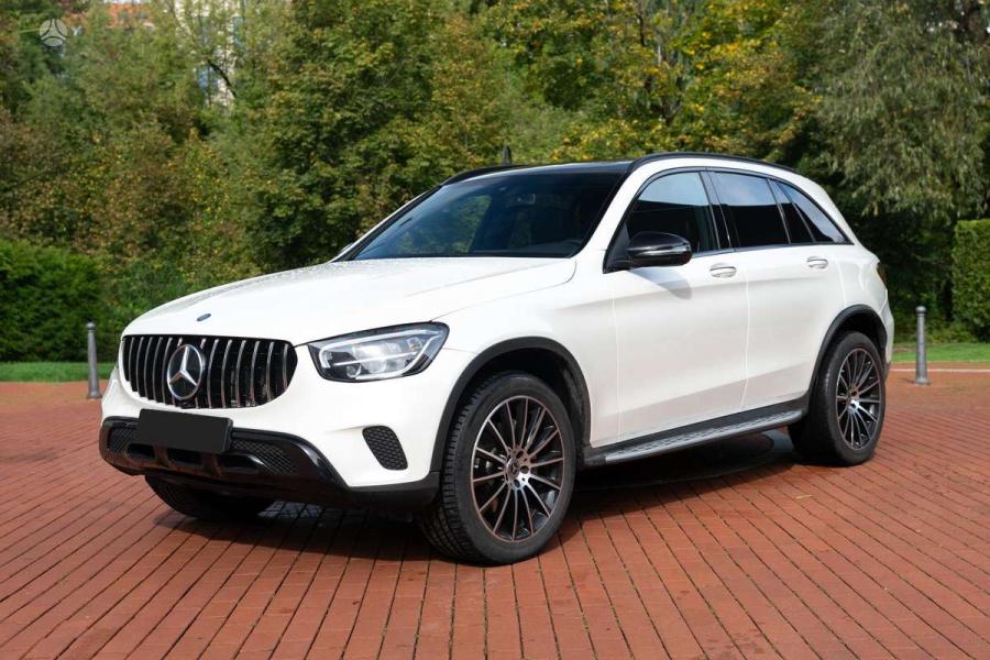 White Mercedes-Benz GLC 300 2020 in Vilnius, with an engine capacity of 1.99 L and mileage of 110 thousand km for 23950 €, photo 3 on AUTOMOTO.COM.LV
