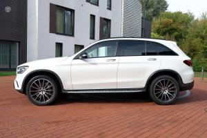 White Mercedes-Benz GLC 300 2020 in Vilnius, with an engine capacity of 1.99 L and mileage of 110 thousand km for 23950 €, photo 4 on AUTOMOTO.COM.LV